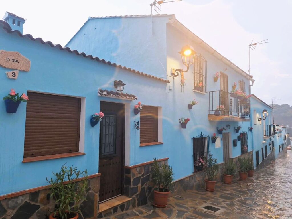 Visiting Juzcar, Spain (Spain's Smurf Village) - Snap Happy Travel